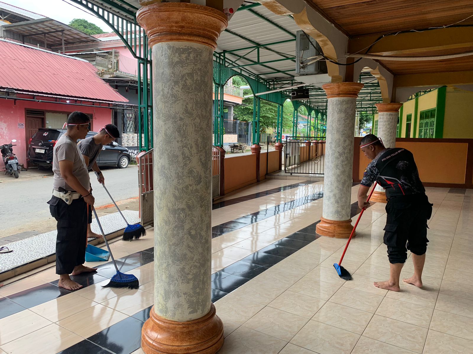 Bakti Sosial di Tempat Ibadah Masjid dan Gereja Wilayah Polsek Teluk ... Bakti Sosial di Tempat Ibadah Masjid dan Gereja Wilayah Polsek Teluk ...